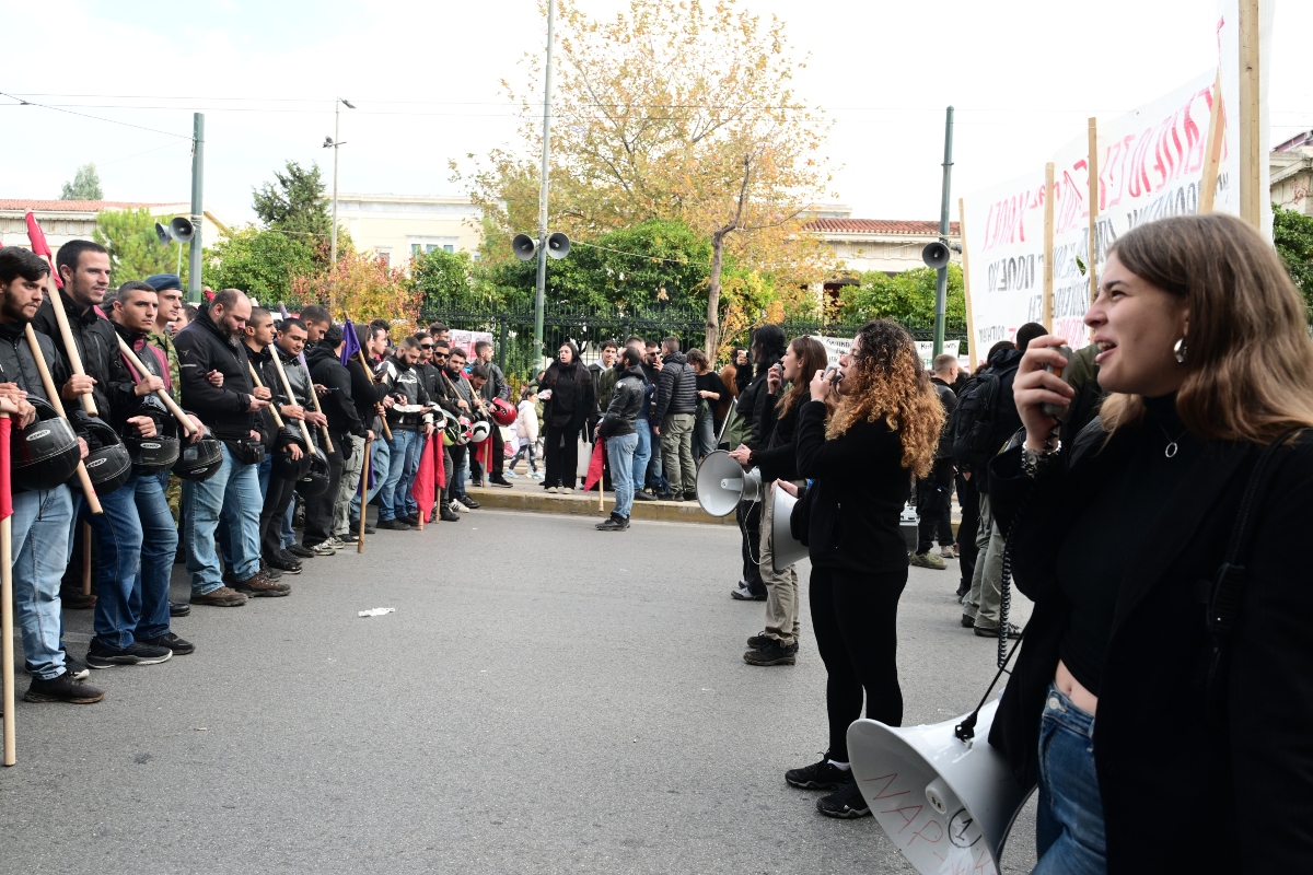Πολυτεχνείο: Ξεκίνησε η πορεία προς την αμερικανική πρεσβεία