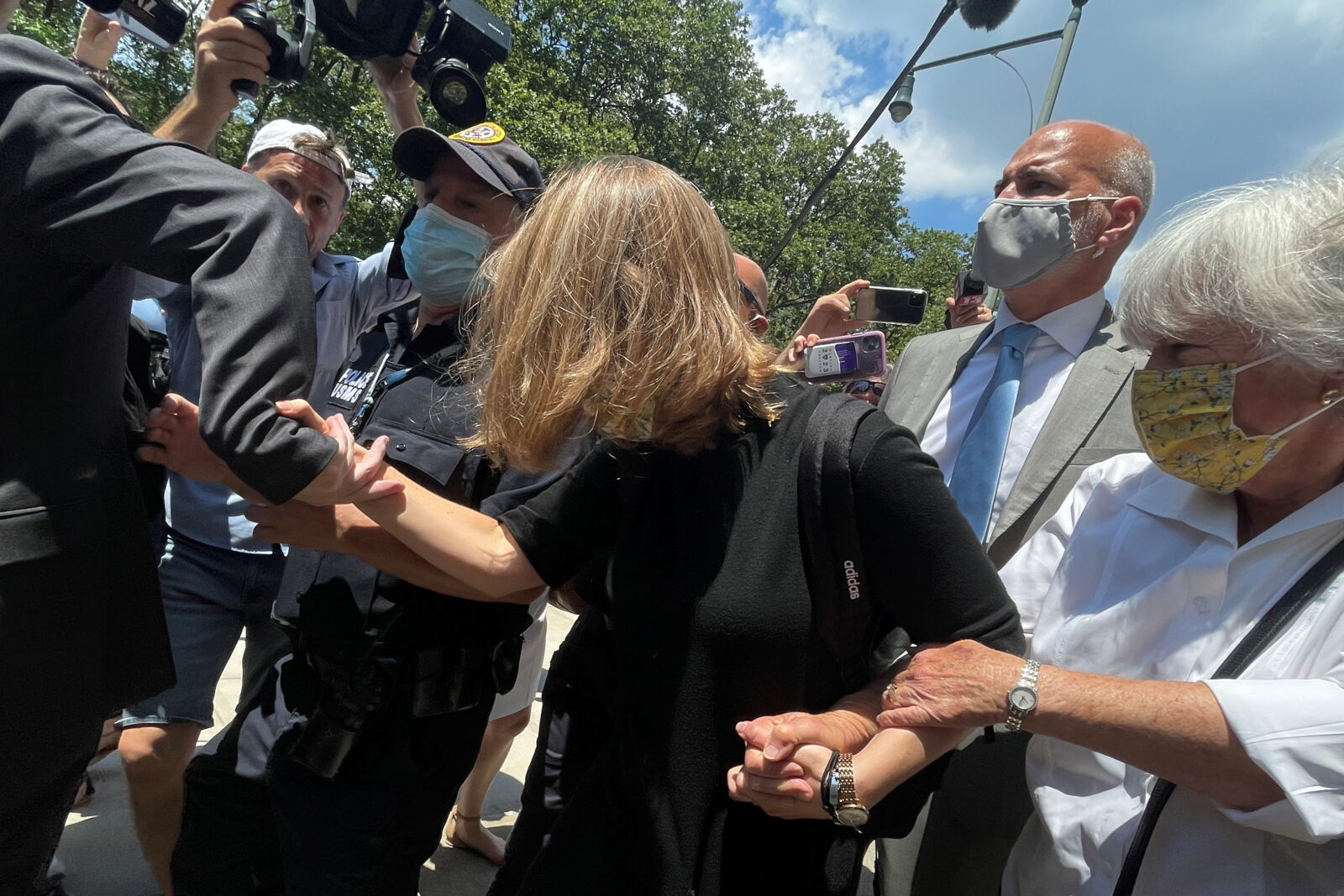 NXIVM: Η σκοτεινή δομή, το δίκτυο DOS και οι πρακτικές εκμετάλλευσης